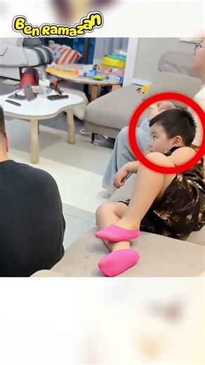 The slipper signal was instantly received by the kid 😄🩴