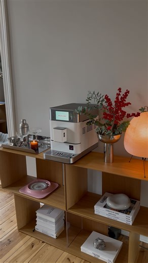 Ciydem Buchholz on Instagram: "Werbung @kitchenaidde Ein Abend voller Home Vibes: Kerzen, Musik – und ein Espresso Martini mit der neuen KitchenAid Espresso-Maschine aus der Monochrome Collection 🤍 Sie bereitet nicht nur perfekten Espresso zu, sondern eröffnet so viele Möglichkeiten für kreative Coffee-Momente zu Hause. Cozy Atmosphäre, feiner Genuss & ein Hauch von Eleganz. 👉🏻 Mehr zur Monochrome Collection findet ihr über den Link in meiner Bio. #KitchenAidDE #KitchenAid #interieur"