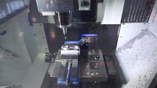 Looking to increase spindle utilization without adding another fixture or machine? The Kurt SideWinder® SDW35 is a smart vertical workholding solution designed to streamline secondary operations. Mounted vertically behind an existing 6" or 8" Kurt vise, the SideWinder allows simultaneous primary and secondary machining in a single setup—reducing changeovers while expanding your machining envelope. Why engineers and shop owners choose the SideWinder SDW35: • Enables efficient 2nd-op drilling, tap