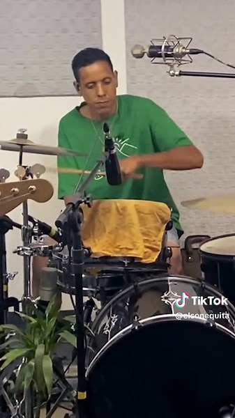 Experience the Best of Bob Marley Reggae Beats