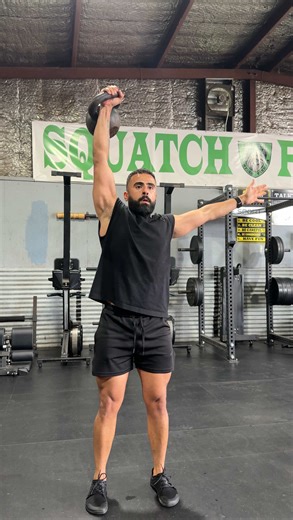 KB Tactical Snatch to Reverse Lunge This one’s not just strength, it’s timing, awareness, and full-body work. You’ve gotta earn this movement. It looks smooth when done right, but it demands focus and coordination. 🔑 What it trains: • Explosive hip power – the snatch builds full-body power through the hips, driving the bell up clean. • Control timing – the tactical hand switch mid-air tests your ability to stay sharp under motion. • Core rack control – landing in a strong rack position forces y