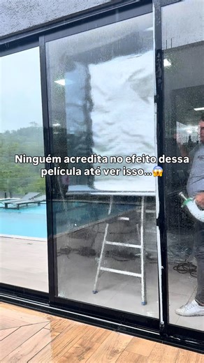 Aplicação da Reflect Vision em portas grandes de vidro Redução real de calor Privacidade durante o dia Visual espelhado moderno Ambiente mais confortável sem perder luz natural O tipo de solução que transforma o espaço sem obra, sem bagunça e com resultado imediato. 🔥 Assiste até o final pra ver o efeito completo depois de aplicado 📲 Chama no direct ou WhatsApp pra orçamento | Abc Film - Insul Film