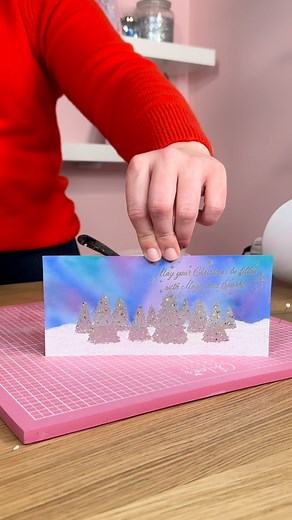 Let the magic of the Northern Lights shine through this stunning Christmas card! 🩵 With vibrant colours dancing across the sky, this card captures the beauty and wonder of the season. It’s the perfect way to add a touch of winter enchantment to your holiday greetings ✨ | Chloes Creative Cards