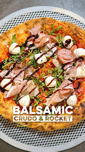 I forgot to use the screen until the end 🤦🏻‍♂️ Nevertheless, I love this combo of hot/cold, sweet/salty, soft/crispy. Contrast on so many levels - with a little wake up from the cracked black pepper 🍕😋 Start with just pizza sauce, then everything else is post-bake (you can bake it for another 2 mins after topping for a nice melt). Fired on my carbon steel for 4-5 mins ♨️ Halfway through the week guys! 🎉 #prosciutto #pizza #foodstagram #bakingsteel #italianfood