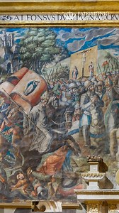 🤔 ¿Qué relación tienen la batalla de las Navas de Tolosa y el Monasterio de Las Huelgas en Burgos? 🚪 Alfonso VIII fue uno de los reyes al frente de esta batalla, en la que se unieron los reinos de Castilla, Navarra y Aragón, y como trofeo se trajo... ¡una puerta! Montse Díez, guía de Patrimonio Nacional, nos cuenta más detalles sobre este particular “souvenir” en este vídeo 😉 - 🤔 How does the battle of Navas de Tolosa relate to the Monastery of Las Huelgas? 🚪 Alfonso VIII was one of the kin