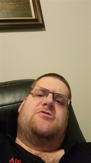 Video reaction to 22tigerdude review of spongebob episode little yellow book short