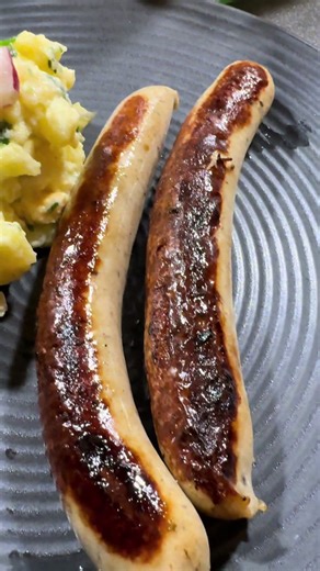 Leichter Kartoffelsalat mit Radieschen, Schnittlauch, Eier und einem Joghurt Dressing Dazu für die Herren Bratwurst #kartoffelsalat #kartoffel #foodoftheday