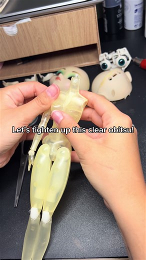 I already showed you how to put it on a Pullip doll, now let’s tighten it up! This can be used with all hard bust obitsus, someone told me how to do it but since I didn’t saw any tutorial around I thought it needed to be spread 👊🏼🤗 #dolltutorial #pullip #obitsu #dollcollector #doll