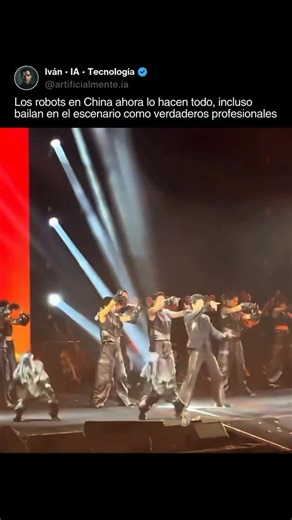Ivan • IA • Tecnología on Instagram: "China acaba de mostrar cómo el entretenimiento y la robótica avanzada empiezan a converger de forma natural. Durante un concierto de Wang Leehom en Chengdu, robots humanoides participaron como bailarines de apoyo, sincronizándose con precisión milimétrica junto a artistas humanos en un entorno completamente en vivo. Estos robots, desarrollados por la empresa china Unitree, no solo siguieron una coreografía básica. Ejecutaron movimientos complejos, mantuviero