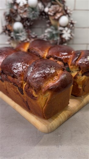 Până la sfârșitul anului, codul KENWOOD20 îți oferă 20% reducere la toate produsele de pe site. cozonaci pufoși umpluți cu o cremă aerată din albușuri bătute, nucă, cacao și rahat. Din cantitățile de mai jos ies 2 cozonaci mari. Ingrediente Aluat: 1 kg făină albă tip 000 cernută, 400 ml lapte integral, 14 g drojdie uscată, 6 gălbenușuri, 200 g zahăr, 200 g unt gras min. 82%, coaja rasă de la 2 portocale netratate, 1 lingură extract de vanilie, esență de rom, ½ linguriță sare și 1 lingură mare de