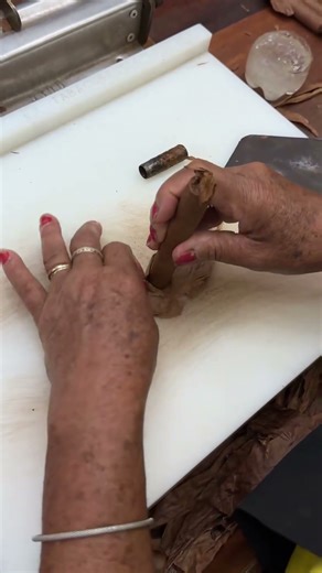 Perfect Finish: How a Torcedor Seals the Cigar Head. #handmadecigars #premiumcigars