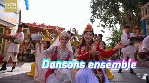 Les journalistes de CGTN Français Zhang Shanhui et Suzon Gaborieau se sont jointes à des jeunes de Kuche au Xinjiang, pour se lier d'amitié par la danse et découvrir la culture musicale locale. Laissons-nous emporter par ces rythmes envoûtants et dansons ensemble ! #explorexinjiang #GénérationZ #Xinjiang #xinjiangdiaries #Lèredeselles #CgtnFDigital | CGTN Français