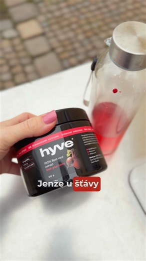 Vanda Nováková on Instagram: "💥 Červená řepa 🫜 patří dlouhé roky k mým předzávodním rituálům. Beru ji vždycky s sebou a piju po litrech. Jenže to má několik nevýhod. Proto mě dost nadchla možnost mít výhody řepy v prášku a v jedné odměrce. Proč mě nikdo neřekl, že to existuje? 🙈 Jo, seznam se s HYVE 100 % extraktem červené řepy 🔥 Každá odměrka obsahuje 500 mg přírodních nitrátů a vitamin C pro podporu krve a efektivnější využití kyslíku při tréninku. 👇 Jak to funguje? ➡️ Nitráty se v těle