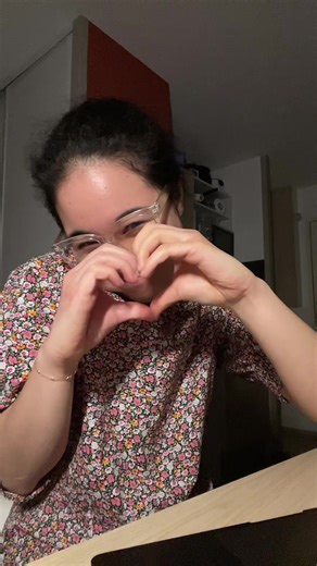 « Les lettres de ma vie » 💌 un poème que j’ai écrit et qui fait parti de mon recueil « The diary of a poet - January 2024 » ✨ disponible sur Amazon On peut interpréter un poème de plusieurs manières, l’une d’elle est celle-ci : Ici, on a un couple qui s’est rencontré en marchant dans la rue et où l’un d’eux a fait tombé sa lettre. En la ramassant et en la lui rendant, l’autre lui propose par la même occasion d’aller boire un café. Suite à cela, ils se mettent ensemble et comme on peut le voir a