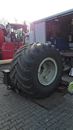 Wegens een karkas breuk bij de ene band is er besloten om beide banden (1050/50R32) te vervangen onder het verveat. Zo is deze verveat weer inzetbaar wanneer het kan en zal het niet onnodig stil komen te staan. #tirefitter #mobieleservice #verveat #loonwerker