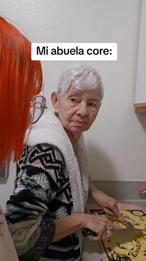 2.6K views · 22 reactions | #viral ¡NI EN CUENTA! ABUELA USA TABLA “OUIJA” PARA PICAR LA CARNE  Una abuelita se encontraba picando carne con total tranquilidad, sin notar que estaba usando una “tabla ouija” como tabla para cortar. Fue su nieta quien, al acercarse a preguntarle qué hacía, se dio cuenta del objeto y le explicó, provocando una reacción de sorpresa en la abuela. La escena se volvió viral por lo insólito y gracioso del momento. | Hora Campechana | Facebook