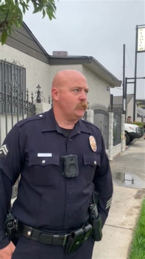 Los Angeles - Vermont y 104 - 13 de agosto - 7:00AM - Confirmado - Operativo de HSI (son parte de ICE) el LAPD y los Sheriffs de Los Ángeles. Este policía admite claramente que la policía de Los Ángeles está ayudando a proteger al operativo de HSI y dice que es común que lo hagan. Mucho cuidado en esta área! | Unión del Barrio