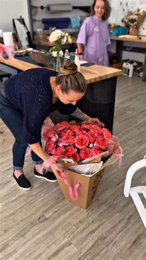 Welcome to Flowers’ Cuddles, an adorable woman-owned flower studio located in Springfield, VA. Owner, Lana puts her love care and attention to detail into every arrangement resulting in masterful bouquets like this beautiful bouquet she created for me. They offer convenient pick up and local delivery options (within 25 miles of Springfield). Whether you’re looking for flowers to elevate your space, a special occasion or just because, Flowers and Cuddles has you covered! . . . . . . . #dmvflorist