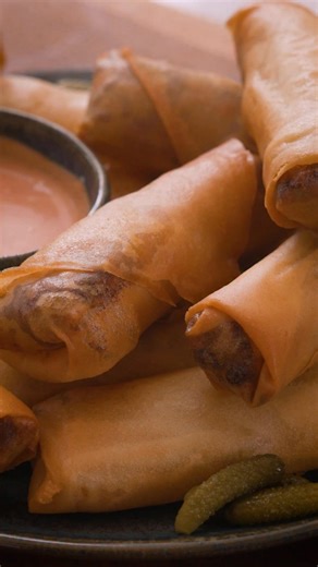 Cheeseburger Spring Rolls Crispy spring spring rolls filled with the most delicious cheeseburger filling! Juicy minced beef, LOTS of cheese and some finely chopped pickles for that hint of pickly goodness. https://www.kitchensanctuary.com/cheeseburger-spring-rolls/ @kitchensanctuary #gameday | Kitchen Sanctuary