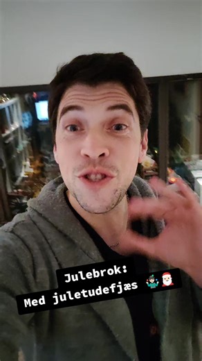 Så blev det d. 24, og julefreden kan næsten sænke sig over land. Men en jul skal have overraskelser, som Jesper Fårekylling jo sagde, inden han puttede et blålyn i risalamanden og benede af 🤹🏻‍♂️ Og en overraskelse skal I få, I kære små, nemlig i form af en ekstra gang julebrok! 🎁🎅🏻 For du kender sikkert typerne der gør et stort nummer ud af at tude over hvor forfærdeligt alle andre fejrer julen, kun for at høre på deres eget edgy ævl, uden rigtig at bidrage til et alternativ eller at trækk