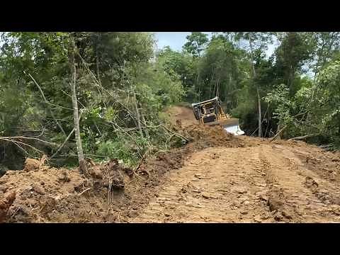 The Bulldozer Operator God Skills Caught On Camera – This Is Insane!