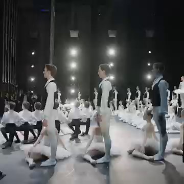 #GALAPATRICKDUPOND #LumièreSur les coulisses du Défilé du Ballet de l’Opéra national de Paris qui a eu lieu hier soir au Palais Garnier. Une soirée unique et riche en émotions avec les danseurs de la Compagnie, les élèves de l'École de Danse et plus de 40 danseurs Étoiles ayant fait la renommée du Ballet de l'Opéra. 🥰 bit.ly/3wPyEm7 Merci à CHANEL, ROLEX et Champagne Taittinger pour leur généreux soutien au Gala ainsi qu’à l’ensemble des donateurs du Comité d’honneur. | Opéra national de Paris