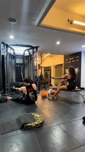 Melita Mutia (Imel) on Instagram: "✨My current favorite accessory ✨ Supinated Single Arm Cable Row🥰 Accidentally in-sync with @marettoaufra . Ngga ada yang ngeh sampai dikasih tau @shashadisya 😂. Sibuk ngitungin 5 count eccentric 🥲"