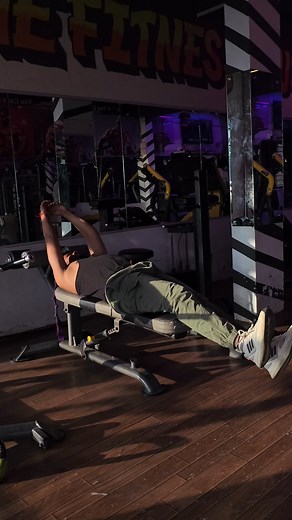 Traditional standing toe touches often compromise your lower back. The Lying Single Straight Leg Stretch is superior because it provides a fixed, safe position for the spine, allowing you to focus 100% on the hamstring without risking lower back strain. Unilateral Benefit: By stretching one leg at a time, you can also identify and work on flexibility imbalances—is your left ham tighter than your right? This stretch will tell you! ⚖️ Quick Reminder: Use a strap (or towel) if you can't comfortably