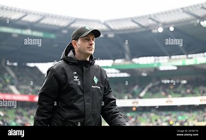 Bremen, Germany. 01st Mar, 2025. Soccer: Bundesliga, Werder Bremen - VfL Wolfsburg, Matchday 24, Weserstadion. Werder coach Ole Werner goes into the dressing room. Credit: Carmen Jaspersen/dpa - IMPORTANT NOTE: In accordance with the regulations of the DFL German Football League and the DFB German Football Association, it is prohibited to utilize or have utilized photographs taken in the stadium and/or of the match in the form of sequential images and/or video-like photo series./dpa/Alamy Live N