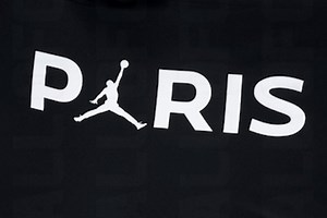 PSG - La mère de Neymar spoile le futur maillot Jordan sur les épaules de son fils