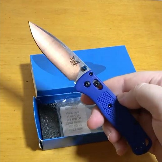 Canivete Benchmade 535 Bugout Blue. Confiável e super leve, boa opção para EDC e atividades Outdoor.