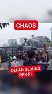 506K views · 13K reactions | Suasana demo didepan gedung DPR RI Jakarta hari ini nampak diwarnai keributan setelah masa mendesak masuk dan petugas menghalau dengan semprotan air dari kendaraan water Canon. #demo #depandpr #demohariini | Dunia Update | Facebook