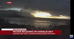 BREAKING: The first round of tsunami waves is now approaching Hawaii, with some coastal areas currently experiencing water receding. 📷: Hawaii News Now | Westernpacificweather.com