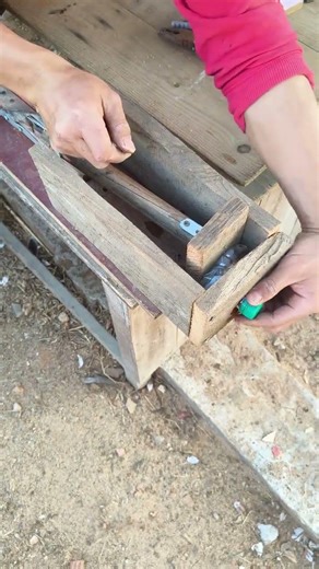 DIY Life Hacks: Revolutionary Compression Machine for Flattening Plastics