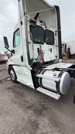 2015 Freightliner Cascadia 113 single rear axle daycab for sale in San Diego, CA. This truck is powered by a Cummins ISX12 engine paired with an Eaton 10-speed manual transmission and is fleet maintained with a clean title and no accident history. With 483,501 miles, 32,000 GVW, and air ride suspension, this Cascadia is California compliant, smogged, and road ready. Cold A/C, cruise control, and no check engine light make this a reliable, ready-to-work day cab ideal for local or regional hauling