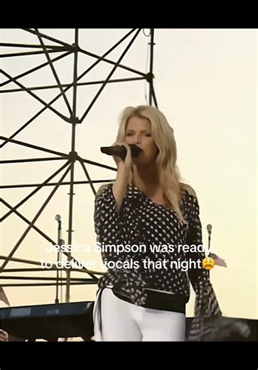 Jessica Simpson Brings Powerful Vocals to the Stage
