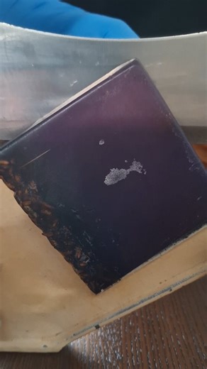 1 van de 2 nieuwe lavendel zepen! 1(ENG below) Het leukste bij het verwerken van onze zepen is toch wel het snijden. Dit is zo rustgevend om te doen. 🥰 Vanzodra alle nieuwe zepen gesneden en ingepakt zijn zullen deze ook op de website gezet worden. Stay tuned! - 1 of the 2 new Lavender soaps! The best part of packing our soaps is definitely cutting them. It's so relaxing to do. 🥰 As soon as all the new soaps have been cut and packaged, they will also be added to the website. Stay tuned! #zeepk