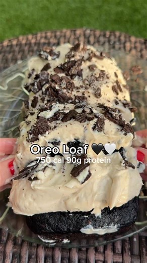 liv carbonero on Instagram: "I (oreo) LOAF this recipe 🤍🖤 [~750 cal 90g protein] - Find my cookbooks in my bio 👀💖 My mom usually doesn’t like a lot of protein stuff but even she said it was better than a “normal” cake we had a party the other day 😎 - (Loaf) ✰ 1/2 cup (120g) pumpkin ✰ 1/4 cup (113g) 0% Greek yogurt ✰ 1/4 cup (60g) milk (macros based on cashew) ✰ 1/3 cup (92g) egg whites ✰ 1/3 cup (72g) granulated sweetener (I used monkfruit) ✰ 1/3 cup (60g) cocoa powder ✰ 1 tsp vanilla ✰ 1/4