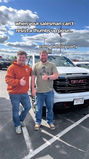 There is no escaping this go-to pose 👍