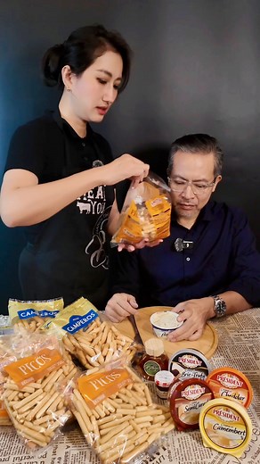 🧀 BÁNH MẶN PICOS & CREAM CHEESE – COMBO CHUẨN ÂU CHO MỌI BỮA TIỆC Giòn rụm – béo ngậy – cực kỳ cuốn! Combo Bánh mặn Picos ăn kèm Cream Cheese nhập khẩu là lựa chọn hoàn hảo cho: ✨ Tiệc rượu, tiệc finger food, picnic ngoài trời, hay chỉ đơn giản là snack “sang xịn mịn” tại nhà. 🥖 Bánh Picos nướng vàng thơm, vị mặn nhẹ giúp làm nổi bật hương vị béo mịn của Cream Cheese. 🧀 Chấm nhẹ thôi là tan ngay – thêm vài lát cold cuts, olive hoặc trái cây khô là bạn đã có khay tiệc Âu “mini” cực chill! 🎁 G