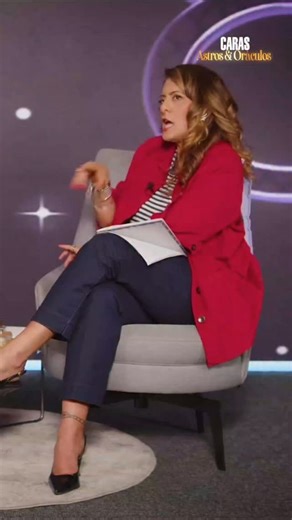 CARAS on Instagram: "ASTROS & ORÁCULOS | Aline Bergson, especialista em mineralogia e cristaloterapia, é a convidada do último episódio do ano. Durante a conversa, ela explicou como utilizar o cristal de 2026, a Água-marinha, detalhou como ele funciona e deu dicas de outras pedras que podem ser usadas em conjunto para potencializar o equilíbrio energético. O episódio completo estará disponível segunda-feira, 29, no site da CARAS TV, na Samsung TV Plus (canal 2130), na LG Channels (canal 198) ou 