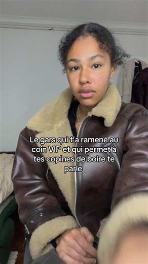 Le gars du club VIP engage la conversation