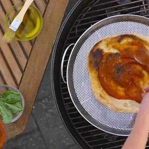 72K views · 880 reactions | You know the secret to amazing, wood fried pizza? Hot, hot heat. But no one wants their oven cracked up over 500 degrees in the middle of summer. Enter your trusty BBQ! | Vega | Facebook