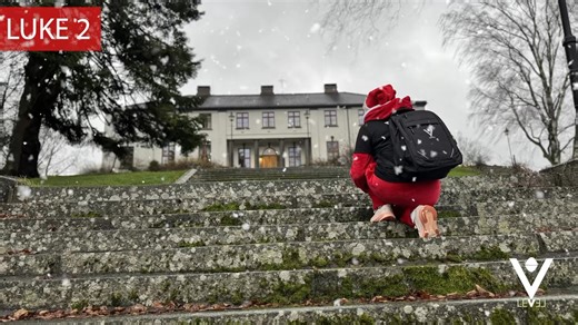 VINNEREN ER TRUKKET! Vi gratulerer Ellen LøveStorm 🎄🎅🏻 🎄🦌 Level julekalender - Luke 2 🦌🎄 Det er andre desember, og Level-nissen har beveget seg til et nytt sted. Her var det mange, og gamle trapper. Klarer du å se hvor han er? 🎅🏻🧑🏻‍🎄 🎁 Dagens premie er en Level-sekk🎁 | Level As