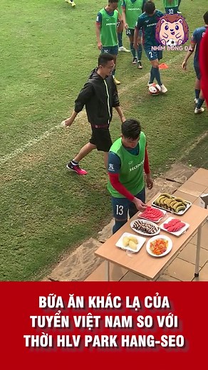 2.7M views · 10K reactions | Bữa ăn khác lạ của tuyển Việt Nam so với thời HLV park hang seo #tuyenvietnam | Nhím Bóng Đá | Facebook