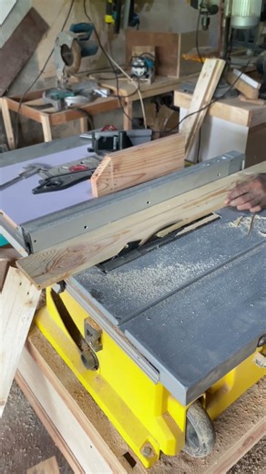 Square up the width of the wood using a table saw #woodscraft #woodworking
