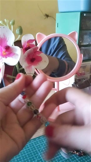 Handmade Aksesoris By Na on Instagram: "Here's an easy way to make a finishing knot for a drawstring bracelet. How, easy, right? Good luck! #handmadebracelets #stringbracelet #drawstringbracelet #crystalstringbracelet #beautifulbracelet #simplebracelet"