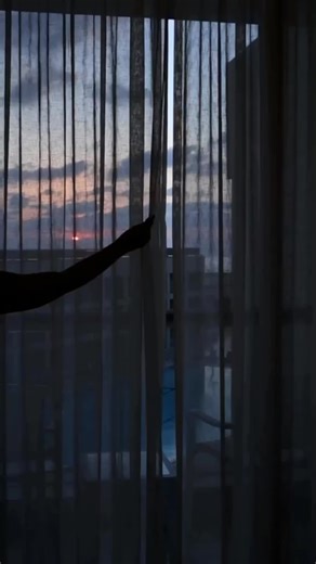 استمتع بإقامة فاخرة على شاطئ المتوسّط في Coral Beach Hotel & Resort – بيروت، حيث الهدوء والإطلالة البحرية الساحرة تمنحك تجربة استرخاء مثالية في قلب المدينة.�موقع مميز في منطقة الجناح، دقائق فقط عن مطار رفيق الحريري الدولي ووسط بيروت والأسواق والمراكز الترفيهية.غرف وأجنحة مريحة بإطلالات على البحر أو المدينة، مجهزة بكل ما تحتاجه لإقامة هادئة ومريحة.نادي صحي وخدمات راحة وضيافة راقية تمنحك إحساس الدفء في أجواء بيروت الشتوية.مطاعم أنيقة وإطلالات بحرية جميلة، مع جلسات مثالية للعائلات والأزواج وعشّاق ا