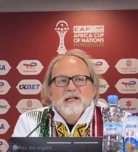 Tom Saintfiet en Conf de presse : ”Pour moi toute l’équipe du Sénégal est forte. Vous connaissez les noms des joueurs et moi aussi. Mais je me concentre sur mon équipe car on est en mission ici et c’est notre moment. On a affronté des équipes plus fortes que le Sénégal. Jouer le Maroc et la Tunisie c’est différent. On n’est pas impressionnés par le Sénégal. On a une bonne équipe, de bons joueurs, et on a bien préparé ce match. Tout le monde est disponible. Tout le monde est prêt. Le Sénégal est 