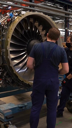 Precision you can touch. ✨ Production at MTU puts the dream of flying within reach – and we mean that literally. Our employees do not only make rotor and stator parts or components for aviation engines and stationary gas turbines. They also handle assembly work for MTU’s military and commercial programs, along with repairs and maintenance for engines and engine parts. Our goal is to steadily improve the performance, quality, and reliability of the 400,000 parts and components we produce each yea